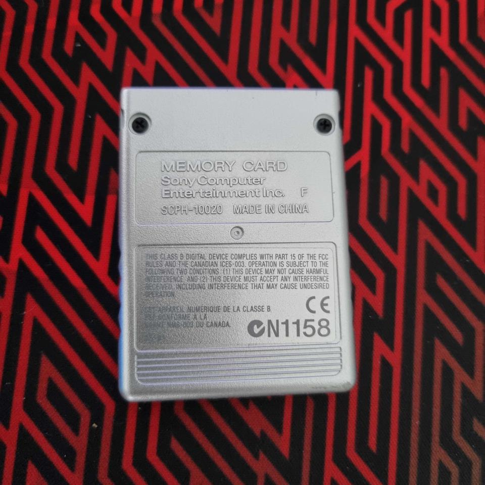 Carte mémoire SONY playstation 2 Magicgate ARGENT 8MB .:. Grenier du Geek